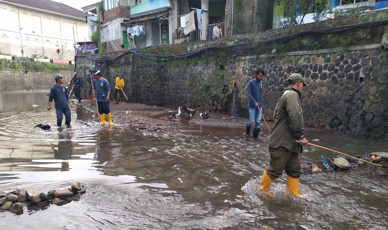 Sektor 22 Citarum Harum Sub 2 Bersihkan Sungai Yang Tercemar Sampah