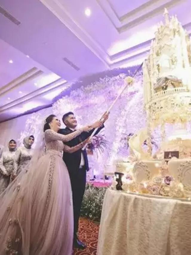 Potret 8 Kue Pernikahan Artis Berbentuk Ala Istana Negeri Dongeng