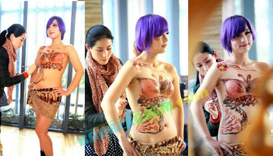 Foto Foto Aksi Hot Cewek Cantik Melakukan Bodypainting Di Depan Publik