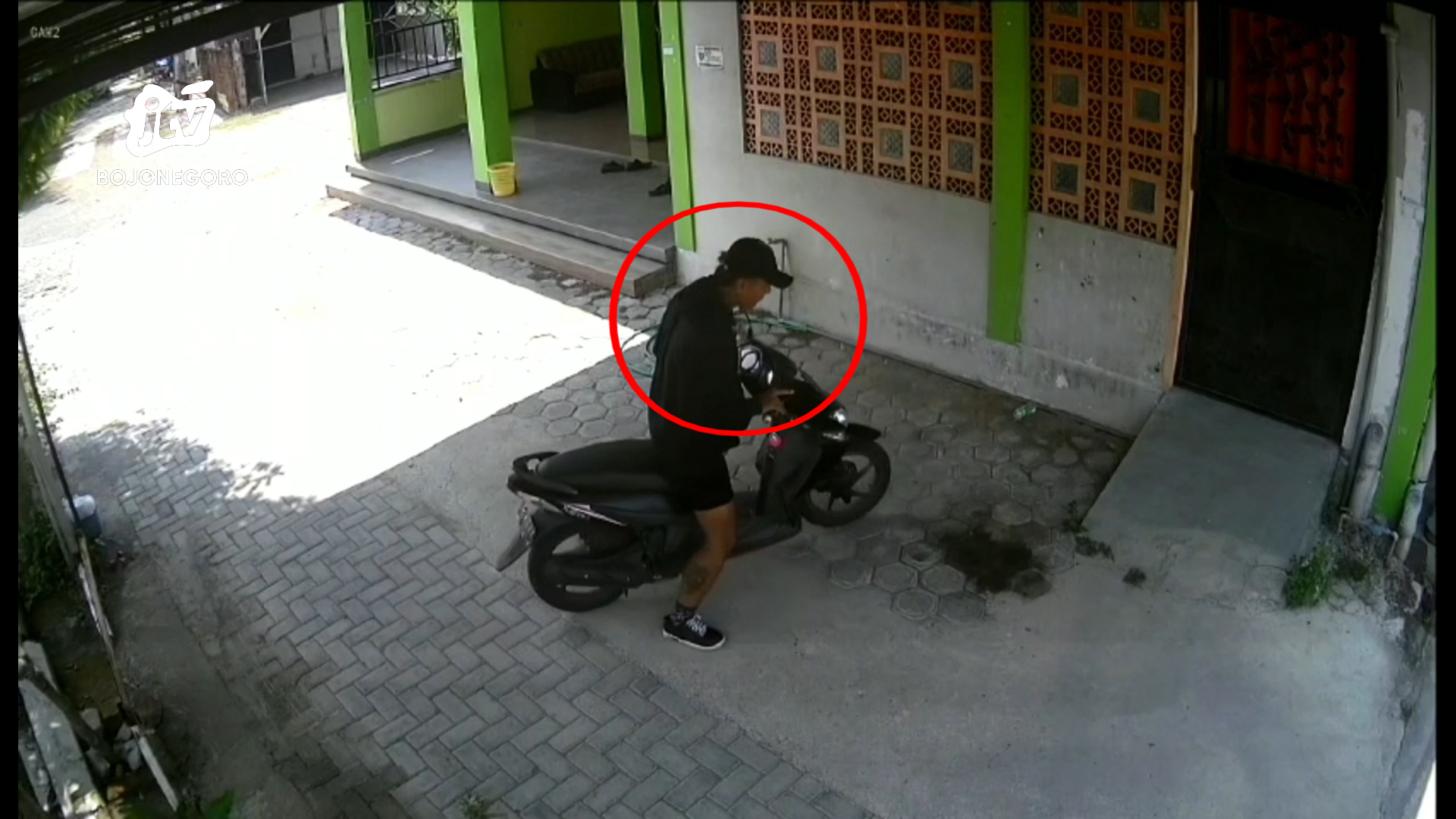 Pencurian Motor Di Depan Rumah Warga Ngawi Terekam Cctv