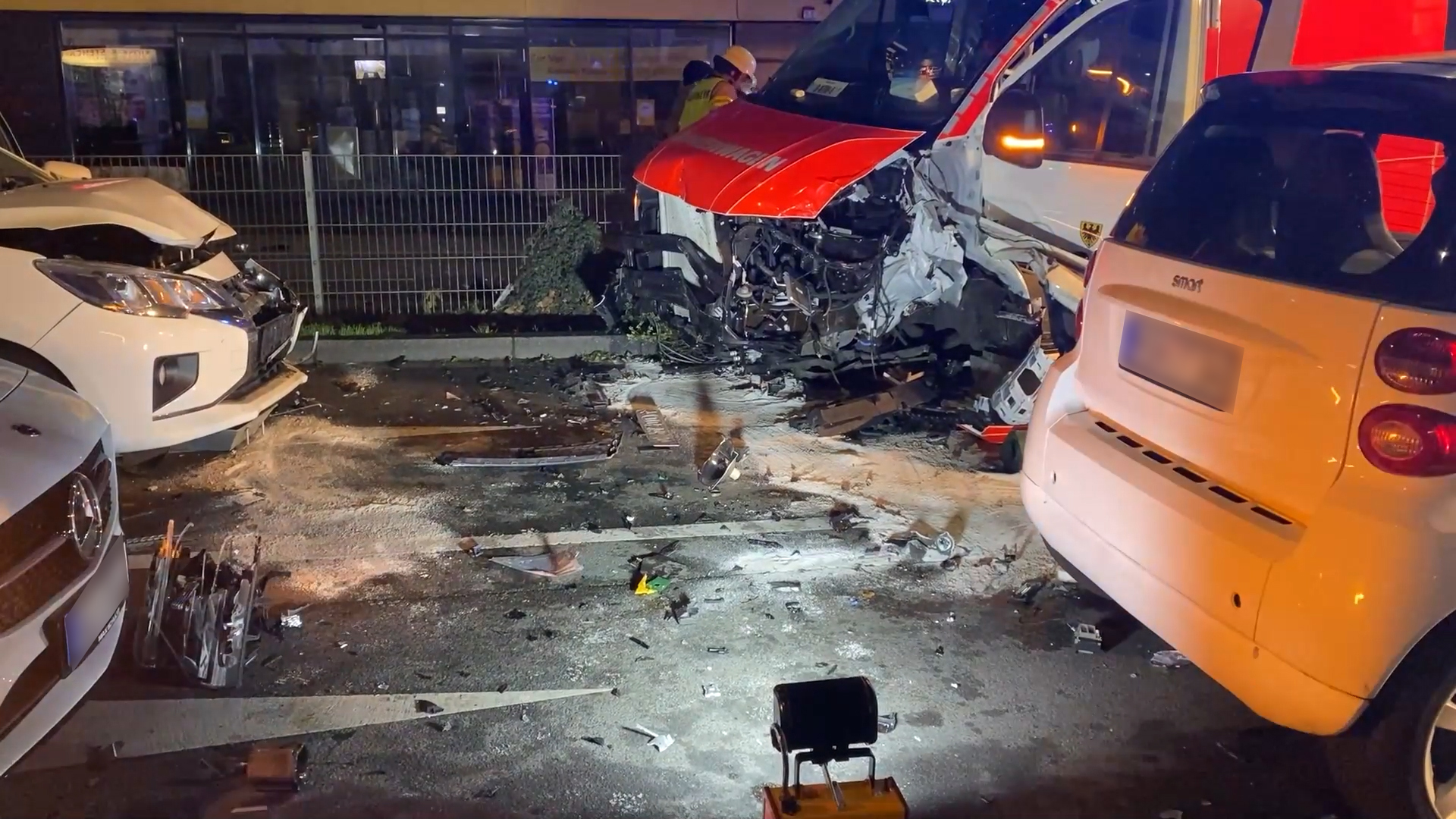 Nrw Aktuelltv Aachen Schwerer Unfall Mit Krankenwagen Auf