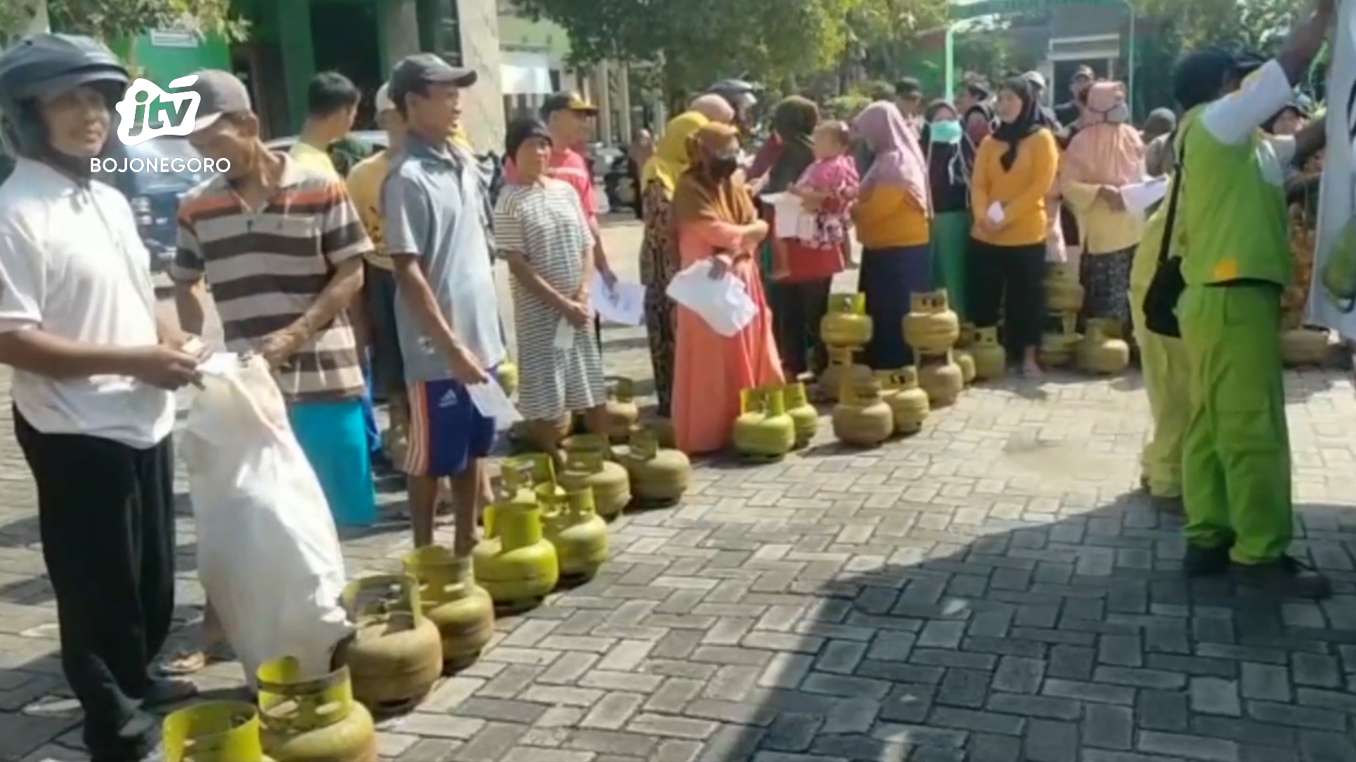 Langka Warga Di Bojonegoro Serbu Operasi Pasar Lpg 3 Kilogram