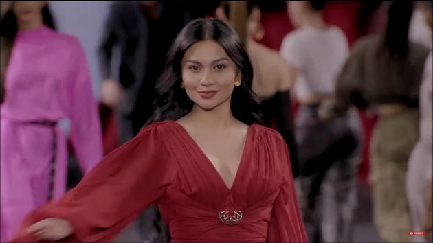 Potret Ariel Tatum Melenggang Anggun Di Atas Runaway Paris Fashion Week