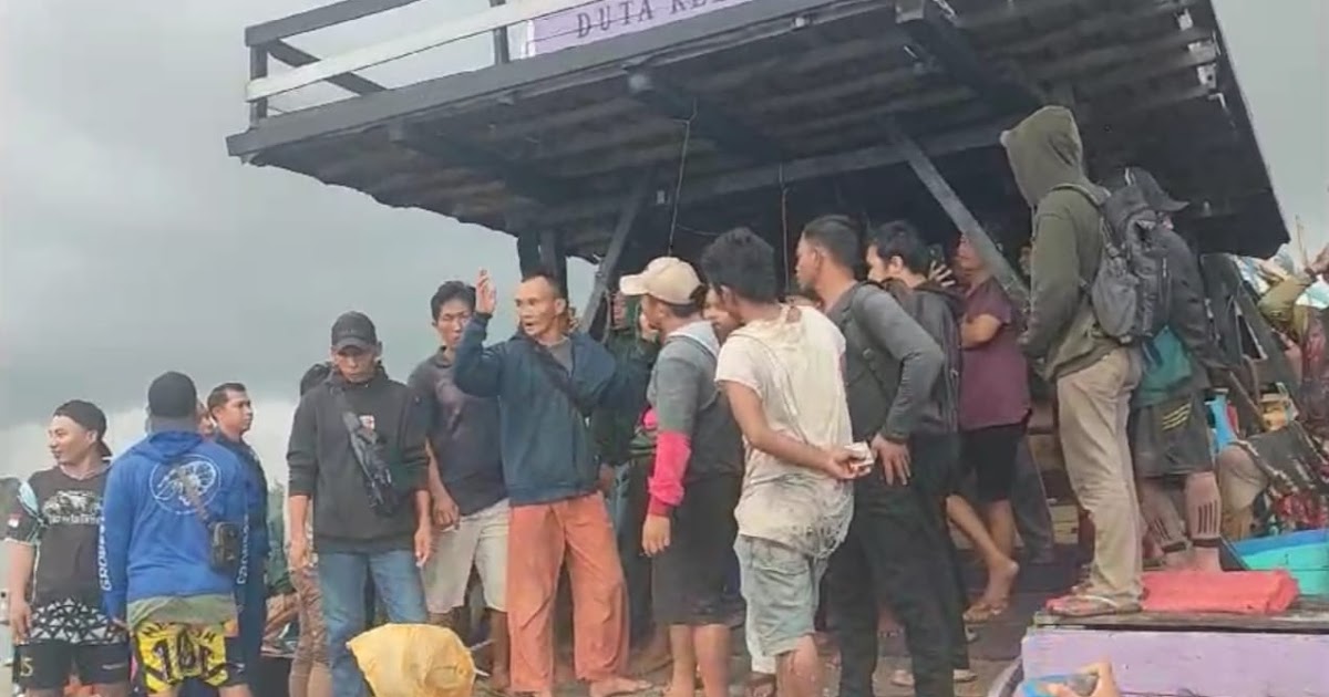 Gabungan Nelayan Mengkubung Melakukan Aksi Demo Hentikan Tambang Ilegal