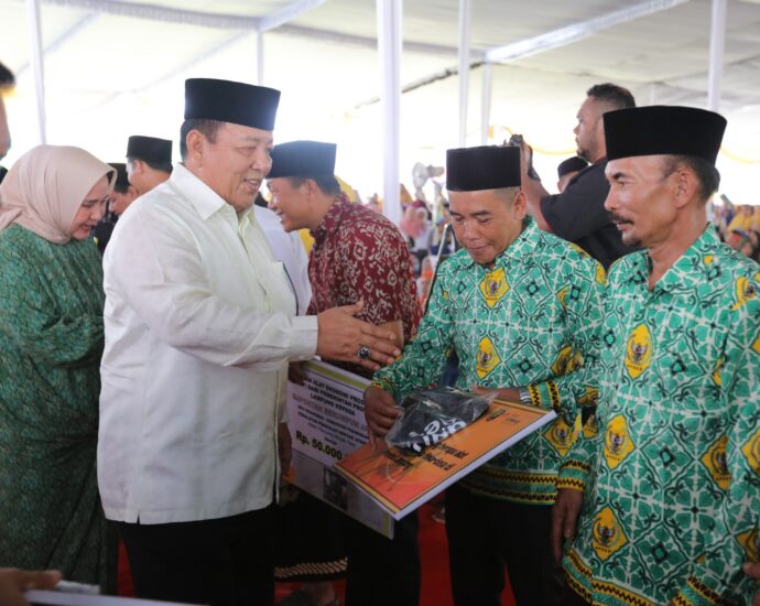 Gubernur Arinal Dan Ibu Riana Hadiri Pengajian Akbar Pemprov Lampung Di