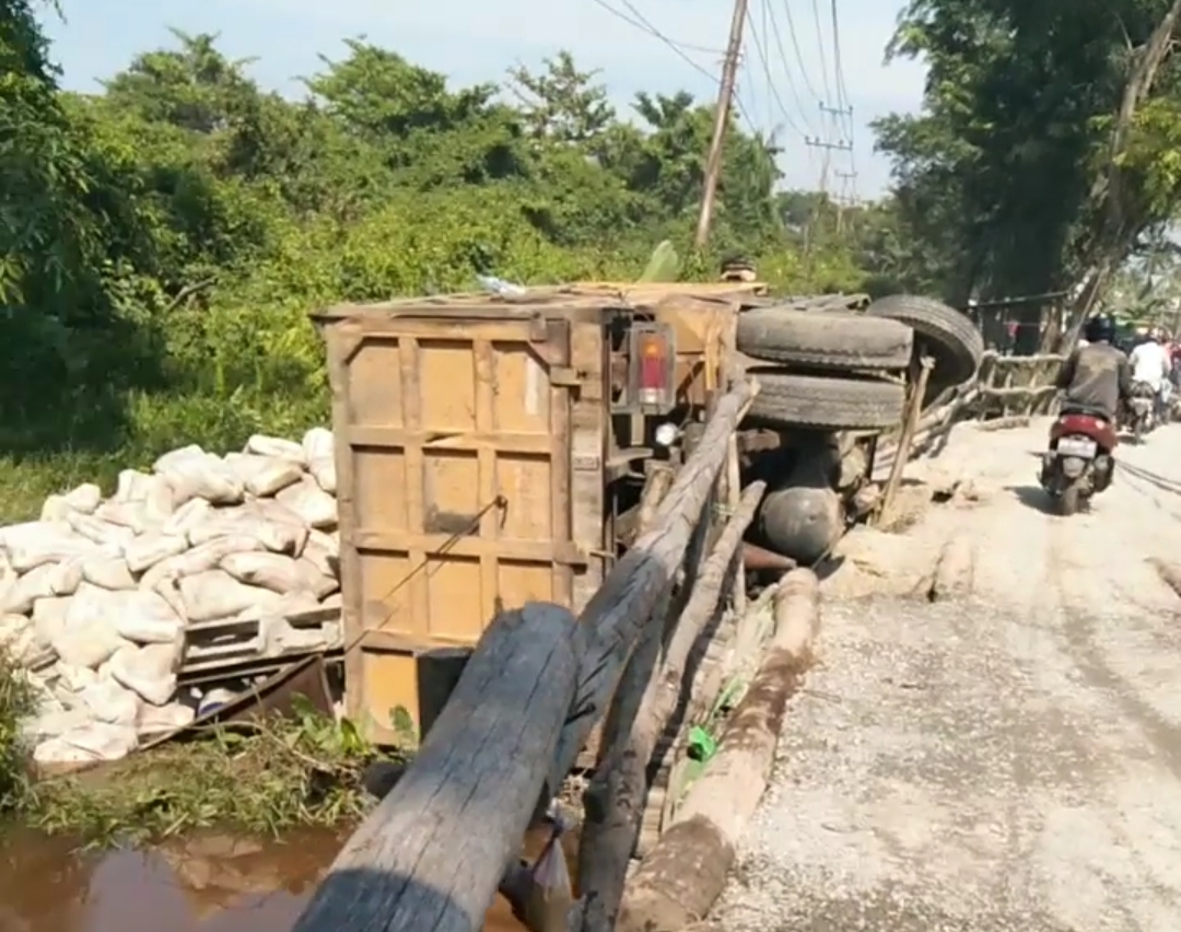 Macet Panjang Truk Fuso Bermuatan Semen Terguling Di Jembatan Sui