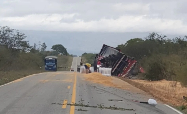 Carreta Tomba E Carga De Milho é Espalhada Pela Rodovia Em Paramirim