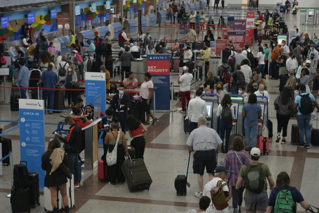 Mujer Se Desnuda Aeropuerto Las Américas Ver Video