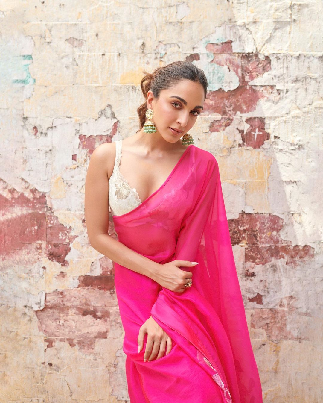 Kiara Advani Looks Beautiful In A Pink Saree 42000