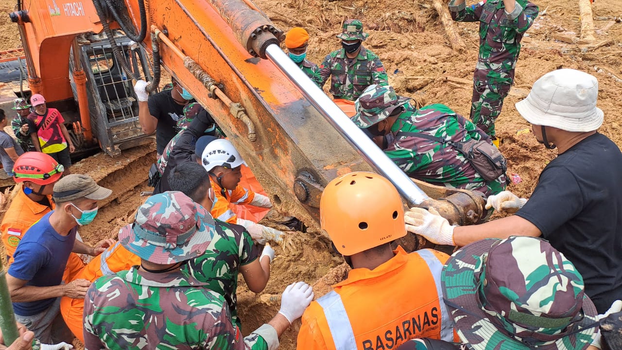 Tim Sar Gabungan Berupaya Pencarian 10 Orang Korban Tanah Longsor Di