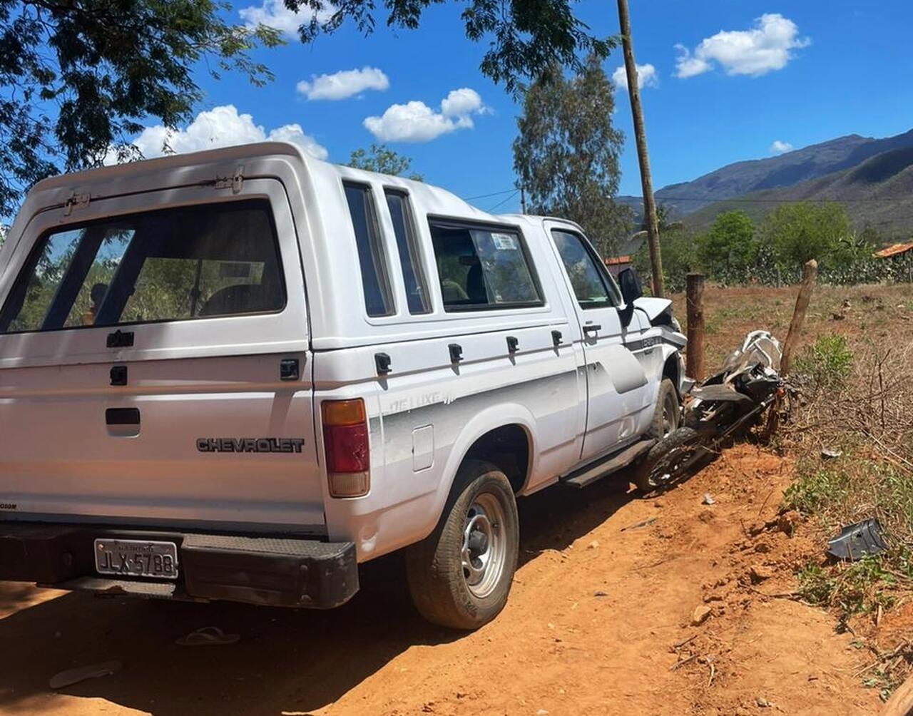 Colisão Entre Moto E Caminhonete Deixa Uma Vítima Fatal Na Zona Rural