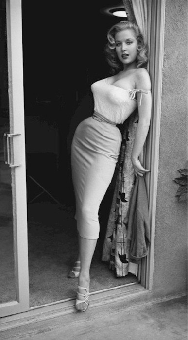 By The Way Betty Brosmer La Pin Up à La Taille De Guêpe