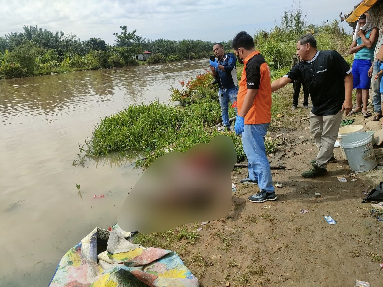 Lagi Mayat Pria Tanpa Identitas Nyangkut Di Pinggiran Sungai Percut