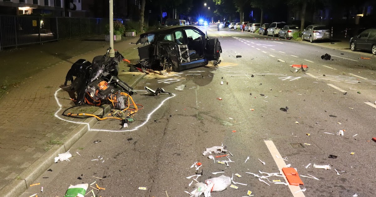 Nrw Aktuelltv Spektakulärer Verkehrsunfall In Düsseldorf Fahrzeug