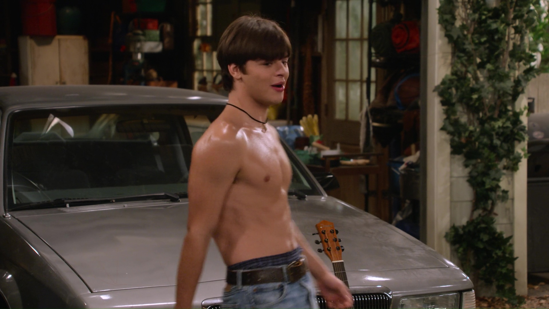 Auscaps Mace Coronel Shirtless In That 90s Show 1 04 Rave