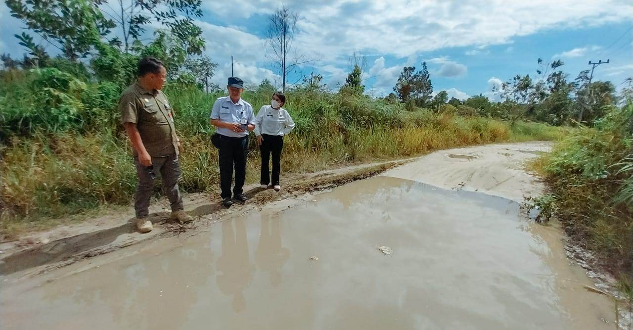 Pj Bupati Barsel Tinjau Ruas Jalan Desa Wungkur Baru Desa Baruang Yang