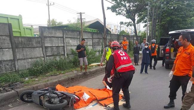 Kecelakaan Pemotor Warga Surabaya Tewas Usai Terjatuh Lalu Terlindas