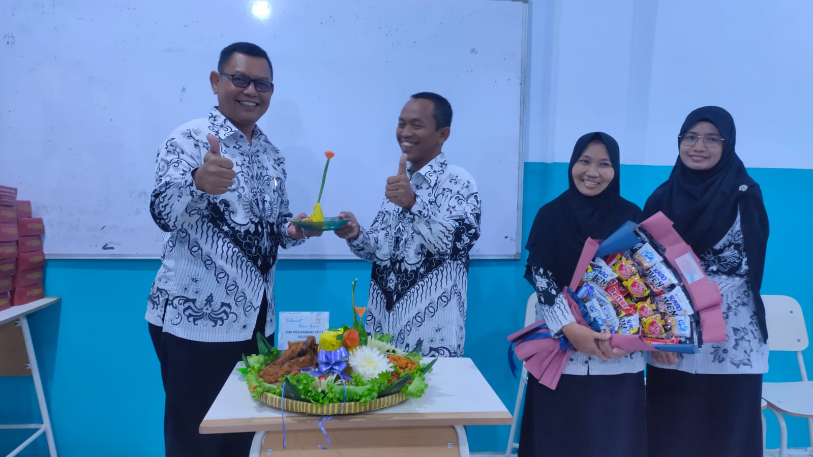 Guru Dan Karyawan Smk Muhammadiyah 3 Dolopo Potong Tumpeng Peringati