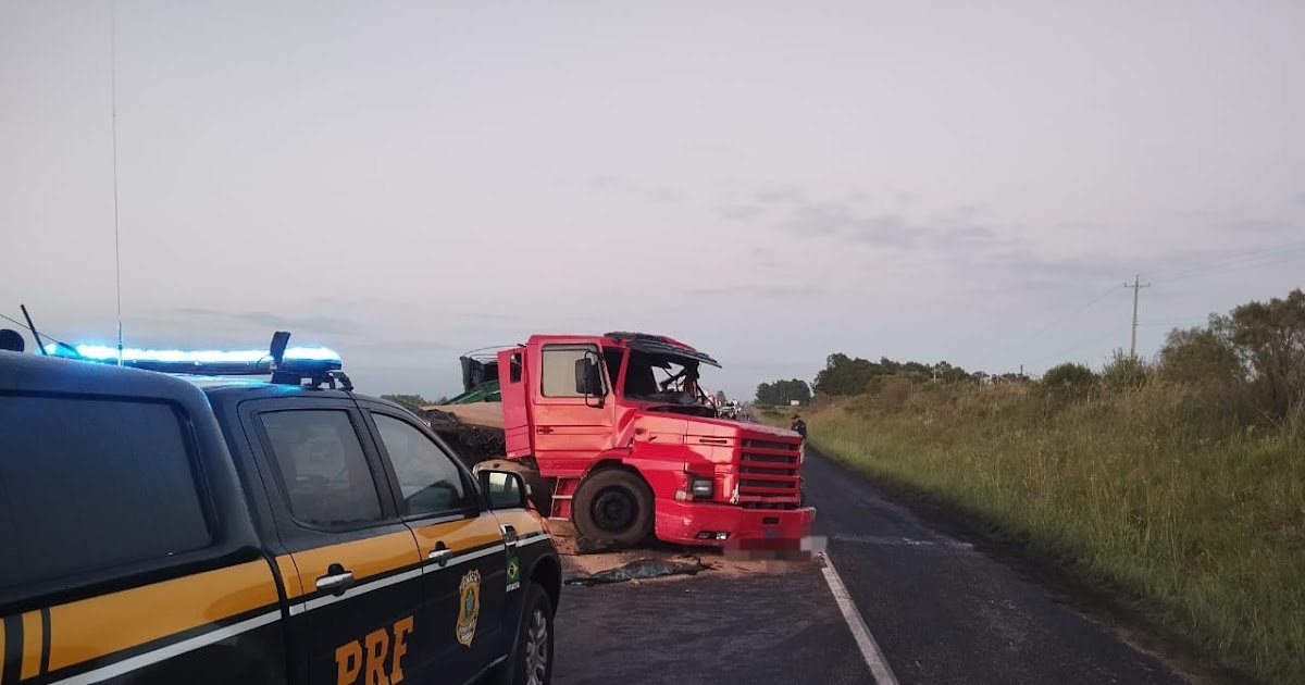 Caderno7 TragÉdia No TrÂnsito Colisão Entre Caminhões Causa Morte E