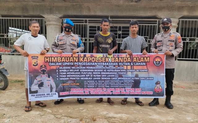 Melalui Media Spanduk Polsek Banda Alam Pasang Spanduk Himbauan Karhutla