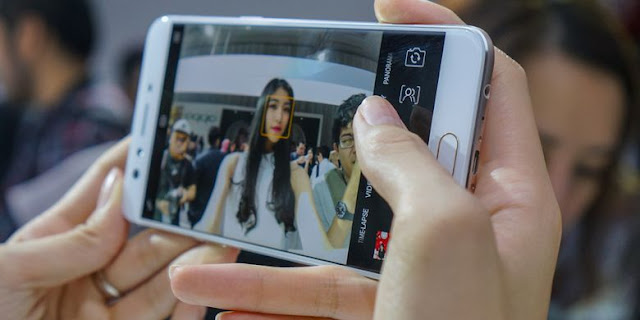 Alasan Mengapa Foto Selfie Dengan Kamera Oppo F3 Tak Perlu Menggunakan