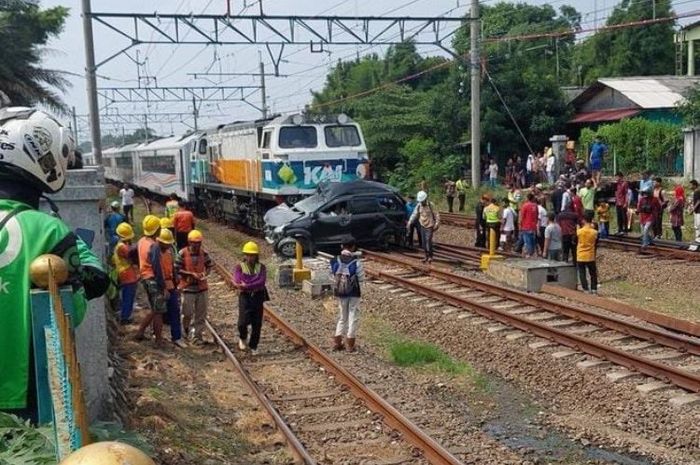 Innalillahi Kecelakaan Mobil Tertabrak Kereta Api Di Bekasi Terseret