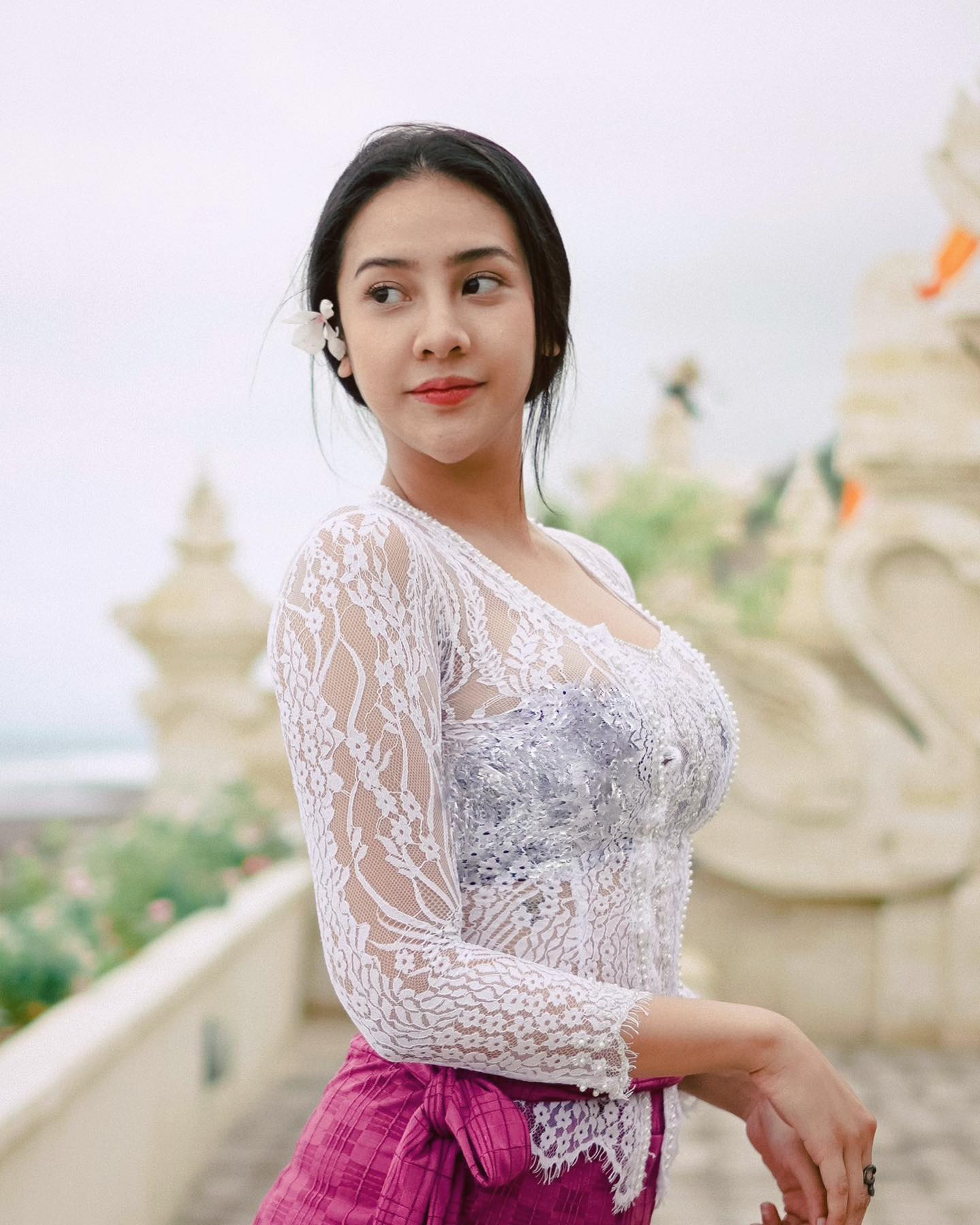 Potret Anya Geraldine Pakai Kebaya Transparan Di Hari Kartini Bra