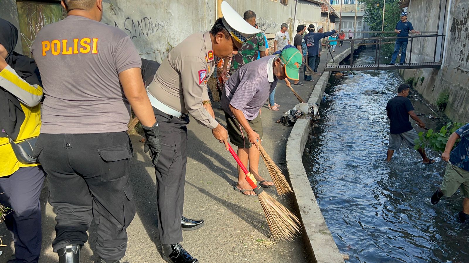 Ratusan Personel Gabungan Di Kota Tasik Lakukan Aksi Bersihkan Sampah