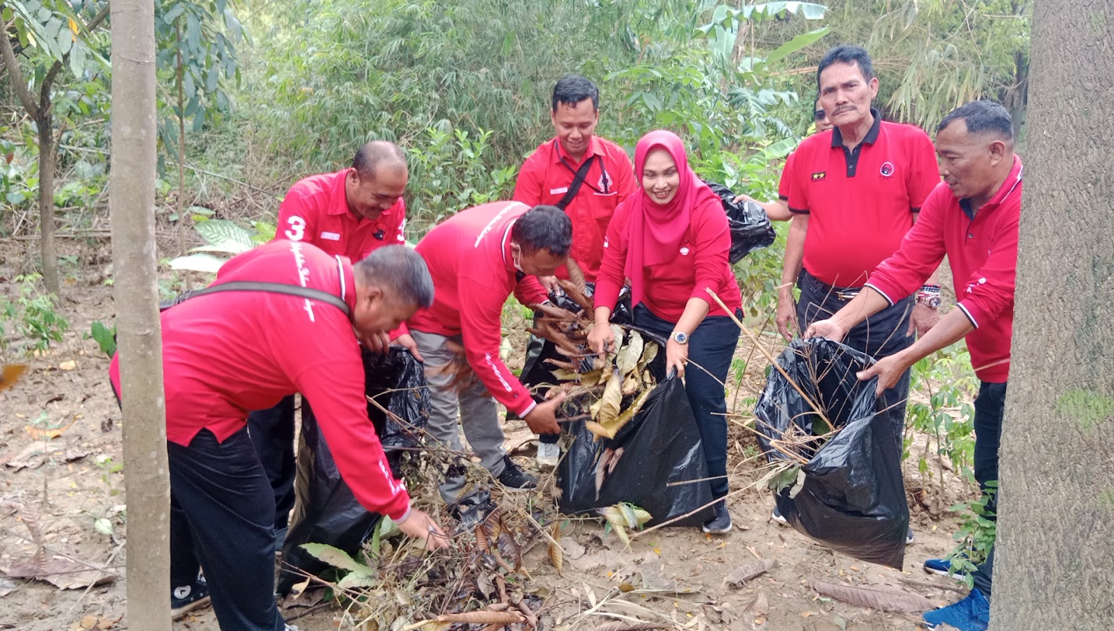 Dpc Pdip Blora Tanam Ribuan Pohon Dan Bersih Bersih Sampah Di