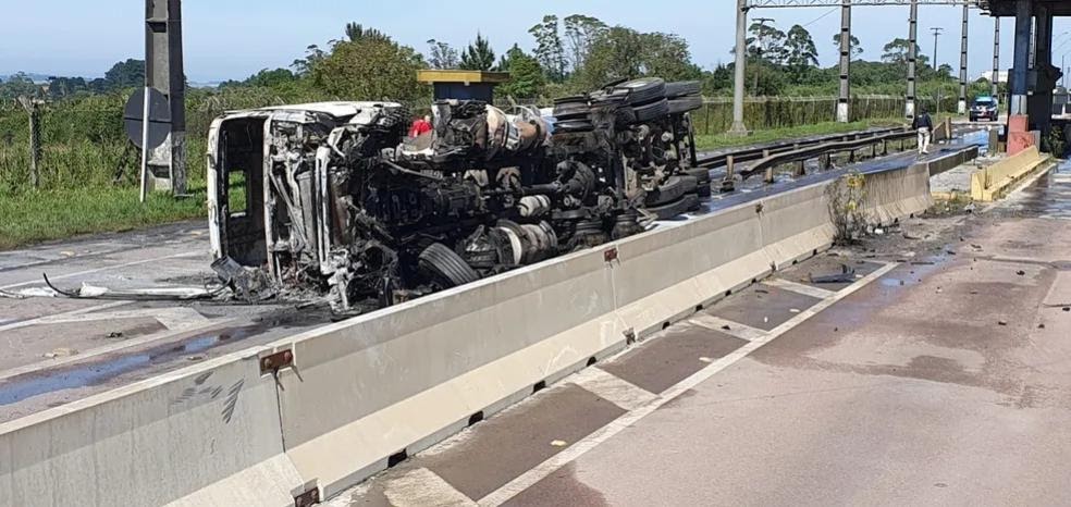 Motorista Morre Após Caminhão Carregado Com óleo Vegetal Tombar E Pegar