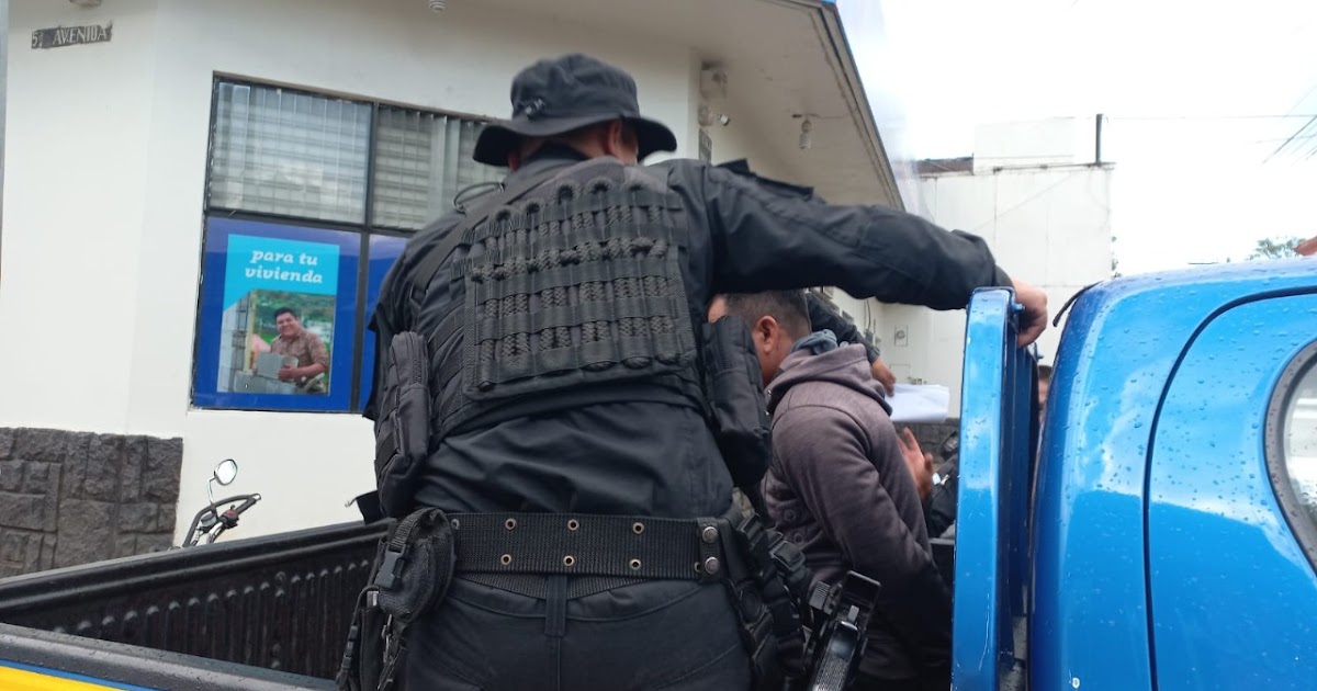 Policía Nacional Civil De Guatemala Acusado De 11 Delitos Es Capturado