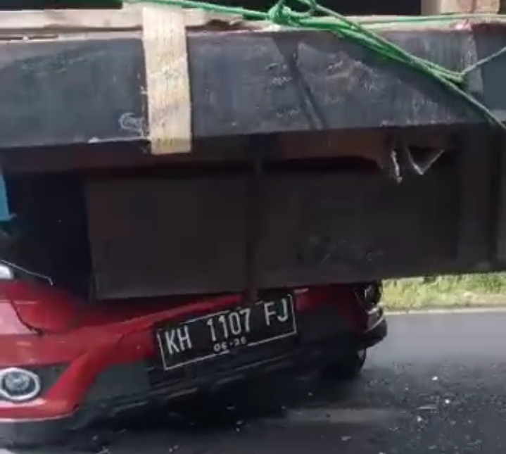 Simak Videonya Truk Tronton Gagal Nanjak Di Jembatan Sei Katingan