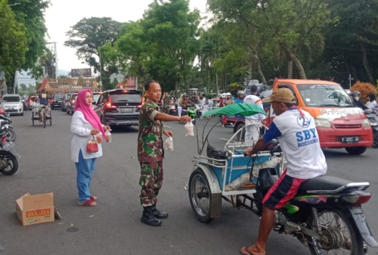 Penghujung Ramadhan Serka Juwiyanto Bagi Bagi Takjil Gratis