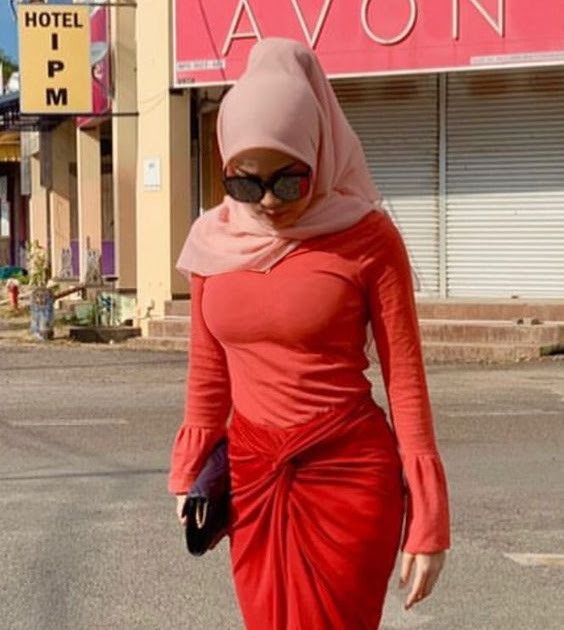 Foto Gaya Jilboobs Seksi Buah Dada Besar Menonjol Wanita Berjilbab