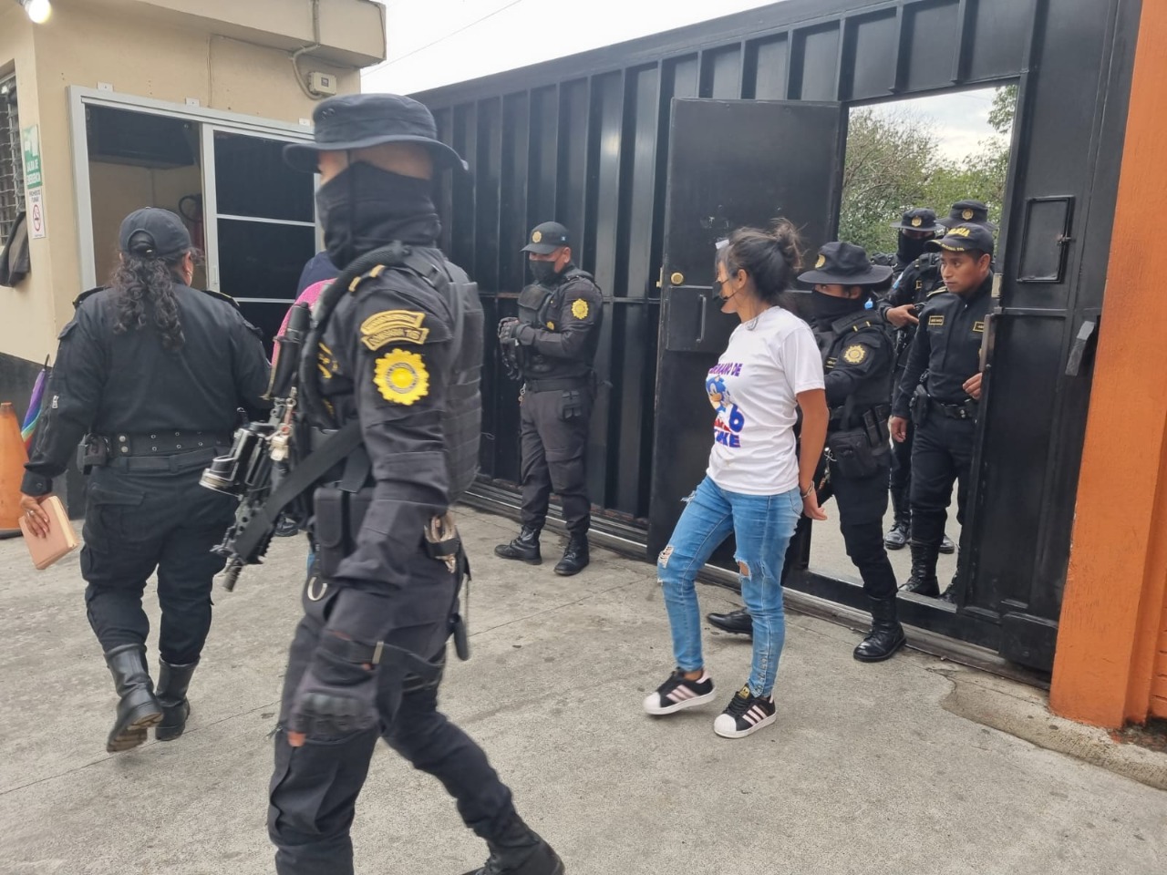 Policía Nacional Civil De Guatemala Dos Capturadas Y Un Menor Remitido