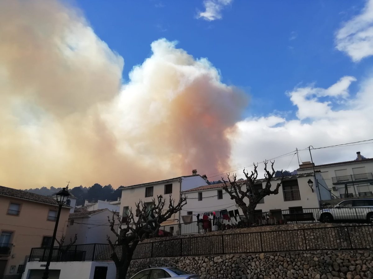 El Fuerte Viento Complica Las Labores De Extinción Del Incendio