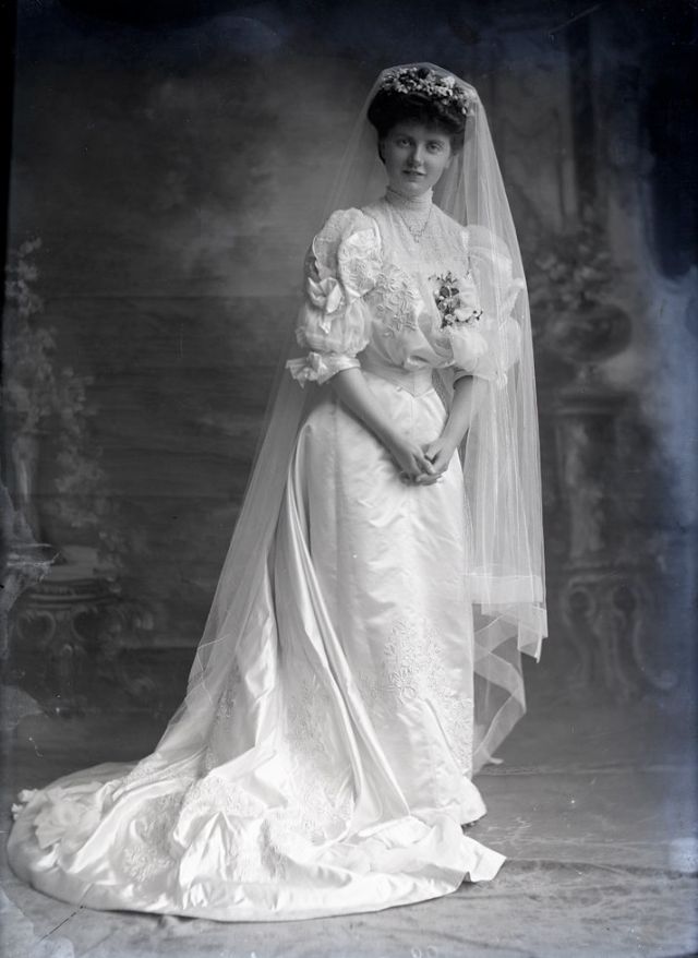 Elegant Photos That Show Wedding Dresses Of Edwardian Brides ~ Vintage