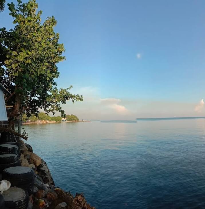 Menikmati Keindahan Pantai Pathek Situbondo Pasir Putih Bersih