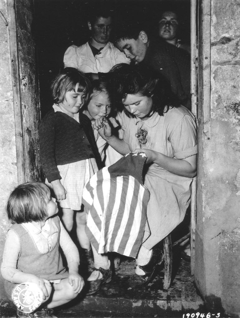 24 Alluring Vintage Photos That Capture Us Women Making Flags From The