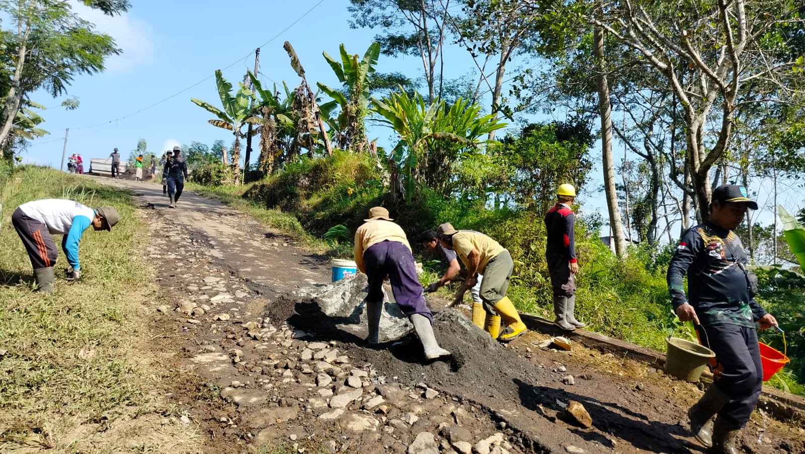 Sinergitas Babinsa Dan Warga Desa Plakaran Gotong Royong Perbaiki Jalan