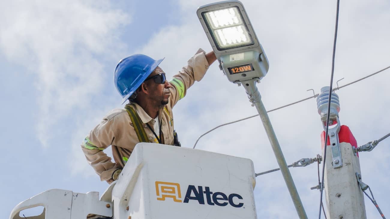 Edesur Rehabilita Redes Eléctricas E Ilumina La Comunidad Pueblo Nuevo