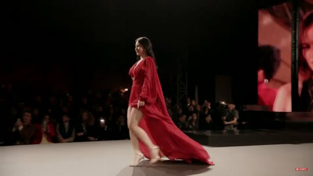 Potret Ariel Tatum Melenggang Anggun Di Atas Runaway Paris Fashion Week