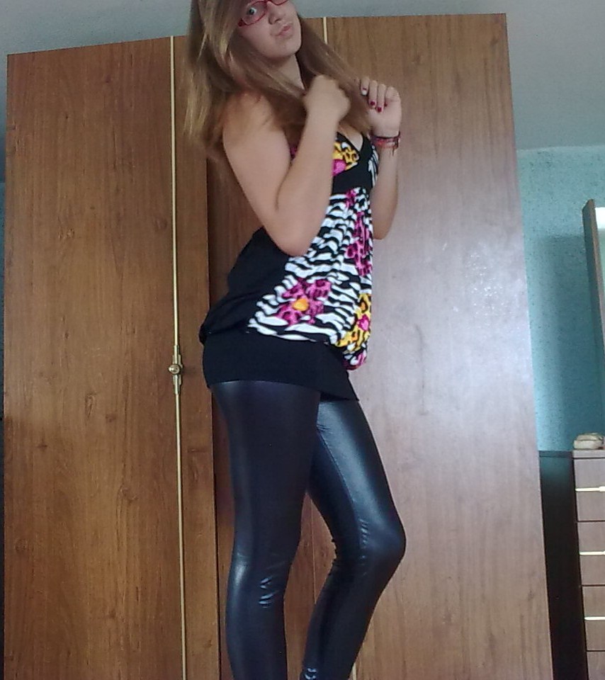 Amateur Girls Shiny Leggins No Comment