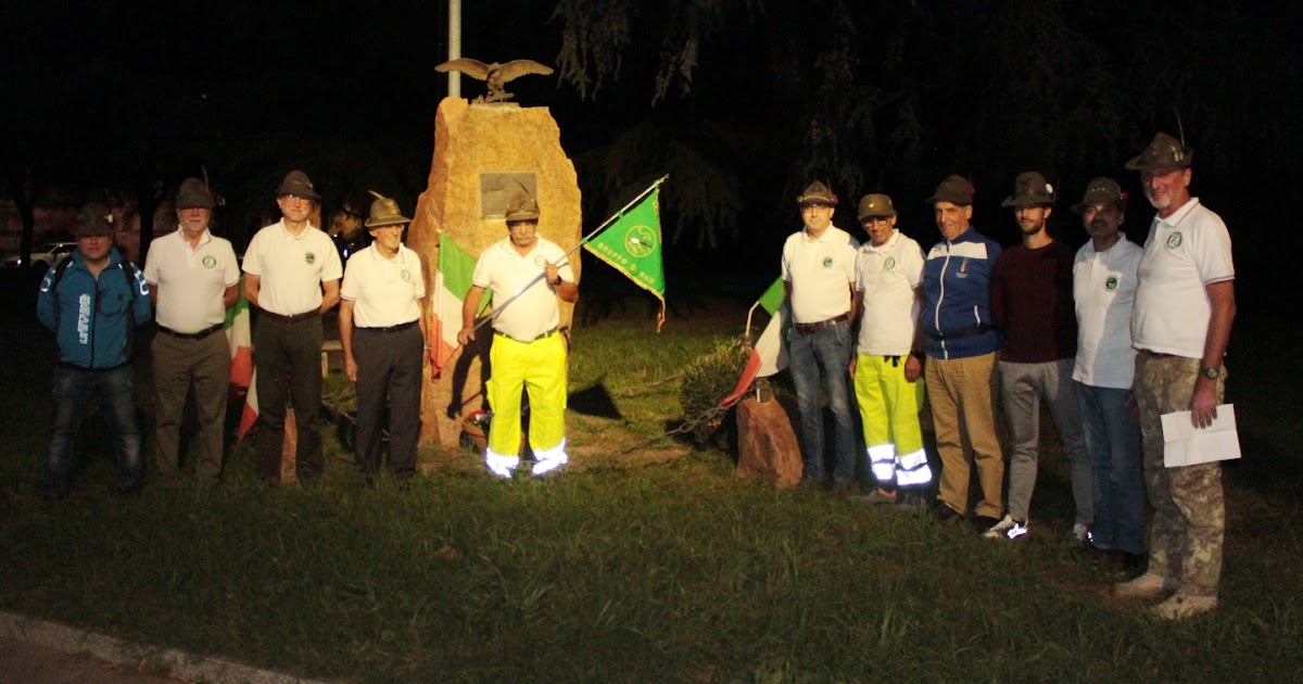 Rho Gli Alpini Del Gruppo Al Loro Monumento Per I 151 Anni Di Fondazione