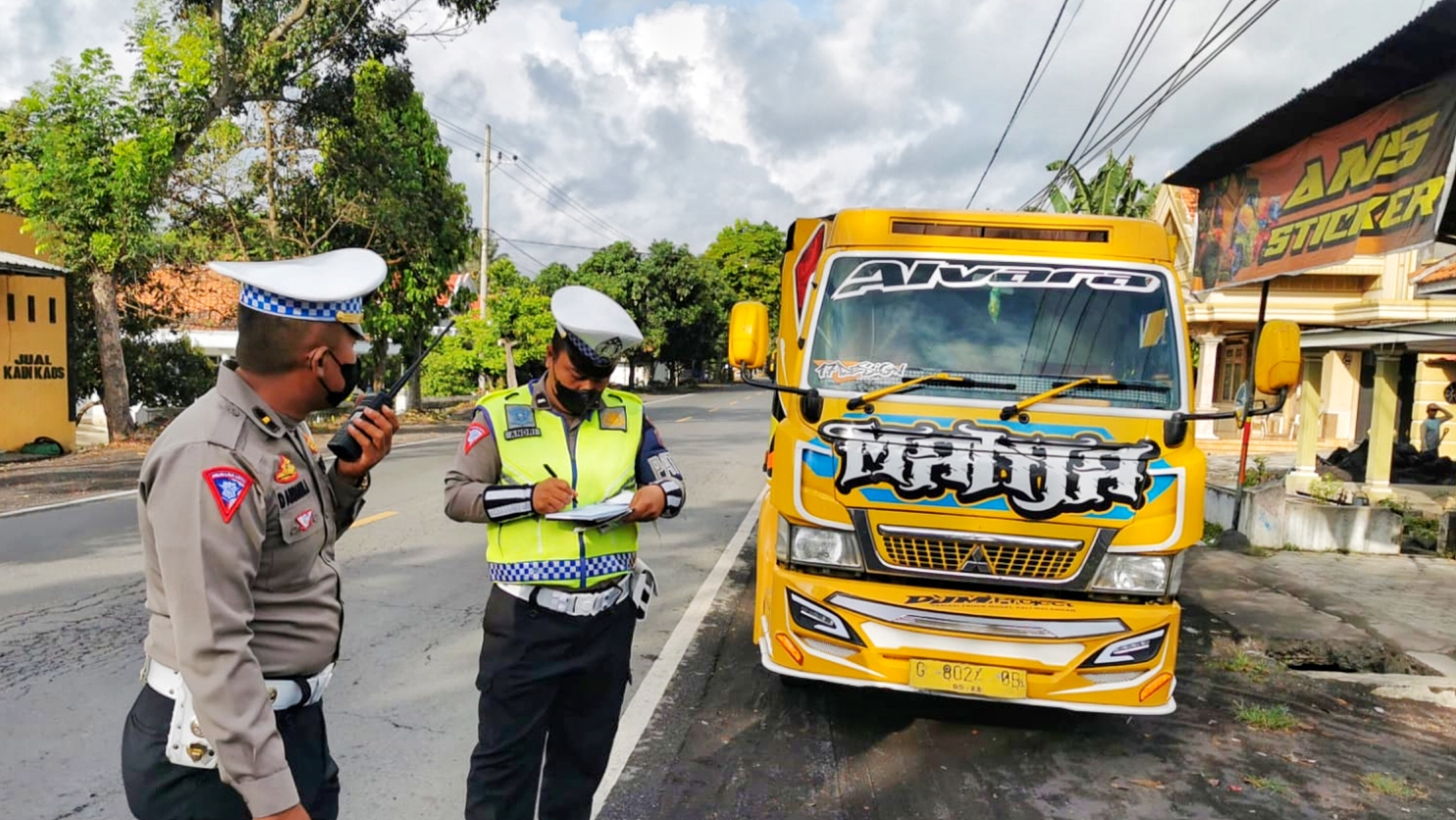 Pembatasan Jam Operasional Kendaraan Muatan Pengendara Wajib Tahu