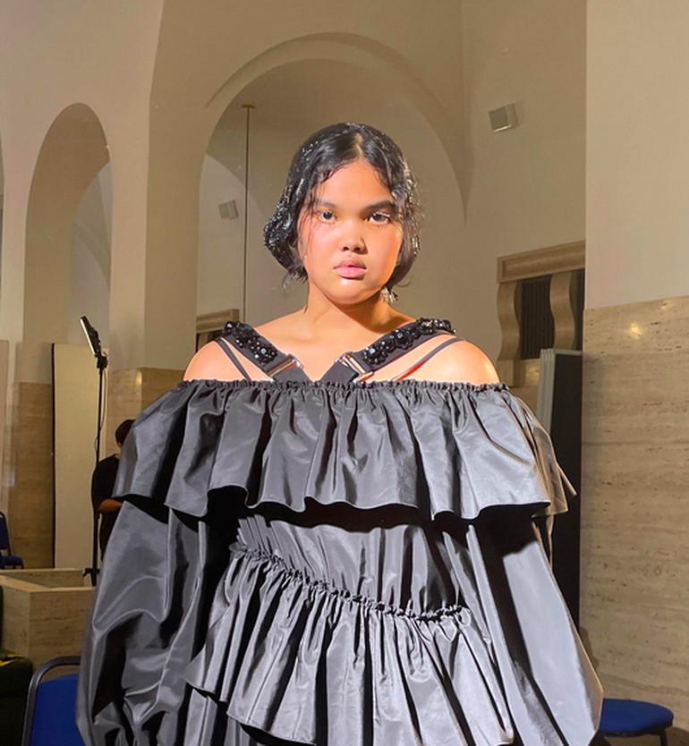 7 Foto Shahnaz Indira Model Curvy Indonesia Debut Di London Fashion Week