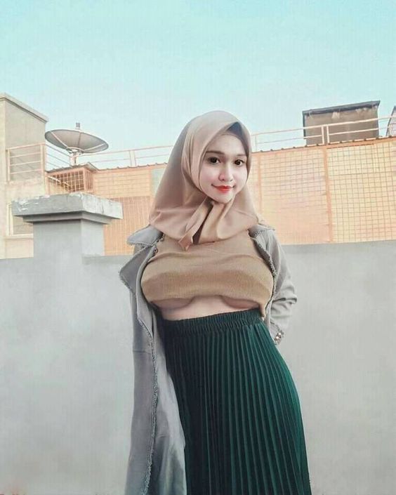 Foto Jilboobs Hot Cewek Cantik Manis Berjilbab Memakai Baju Setengah