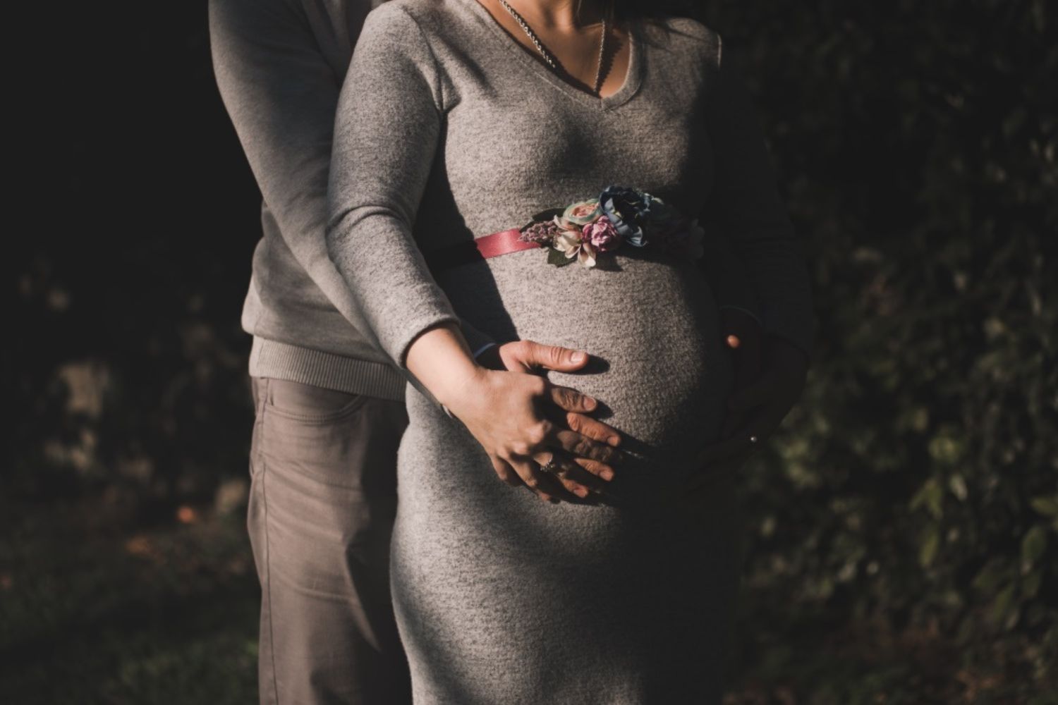 35 Creative And Heartwarming Couple Maternity Photoshoot Ideas