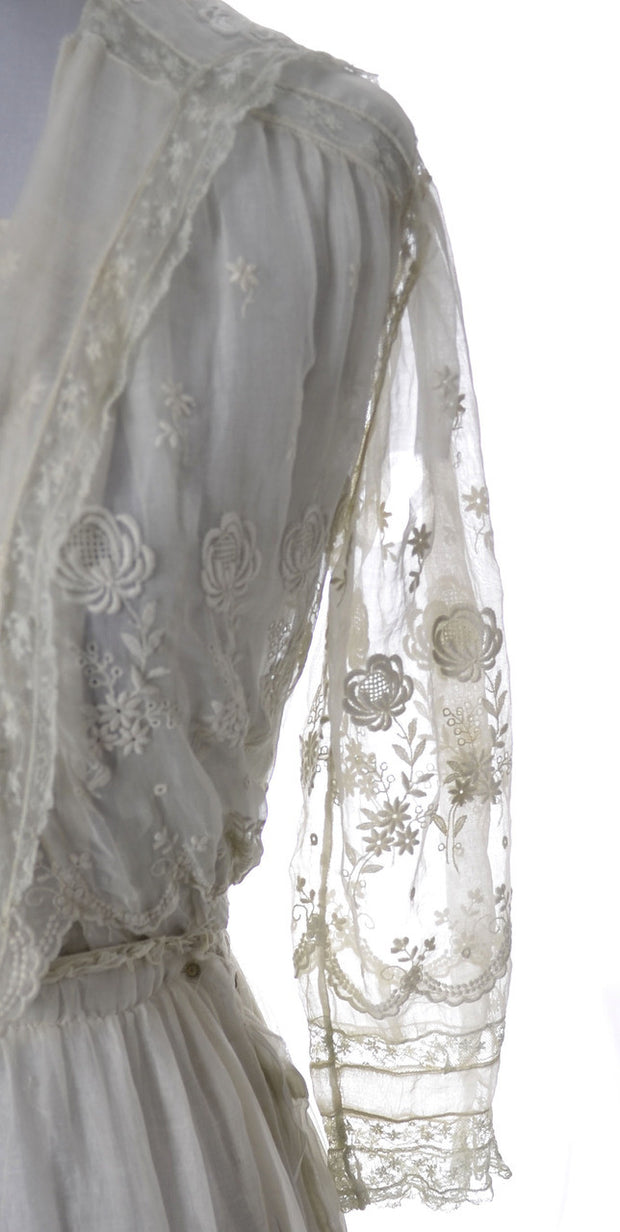 1910 Edwardian White Vintage Embroidered Lace Trim Dress Dressing Vintage
