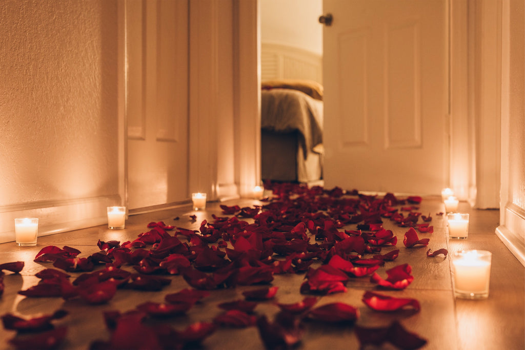 Romantic Hotel Decorations Romance Kit With Rose Petals And Candles